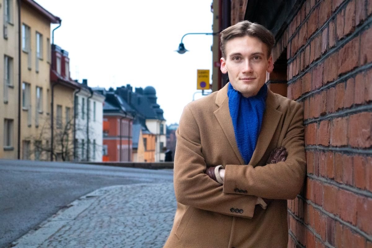 Sveriges Elevkårers ordförande Jonatan Lamy tar plats i regeringens nya ...